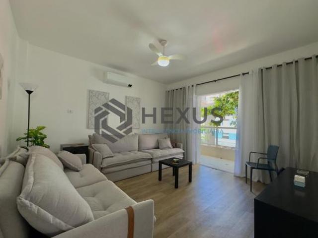 Apartamento reformado com varanda nas Pitangueiras, Guarujá