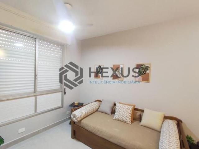 Apartamento reformado com varanda vista mar na beira mar da Praia das Asturias