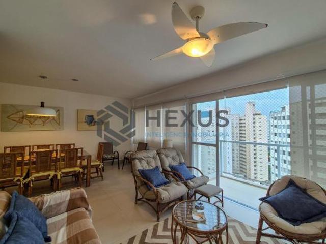 Apartamento reformado com varanda vista mar na beira mar da Praia das Pitangueir