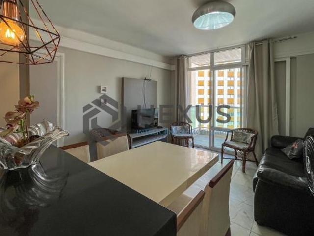 Apartamento reformado com varanda vista mar na beira mar da praia nas Pitangueir