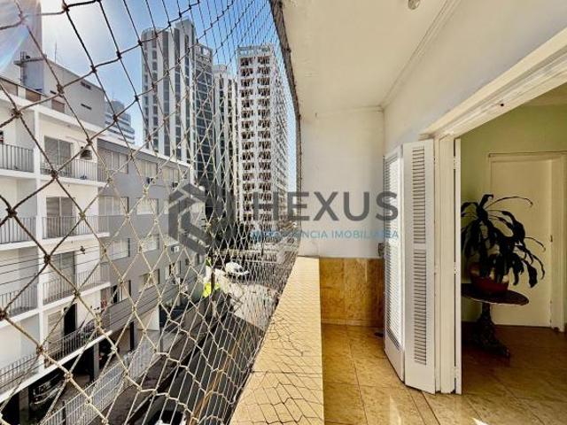 Apartamento reformado com varanda vista mar a 1 quadra da praia no Jardim Astúri