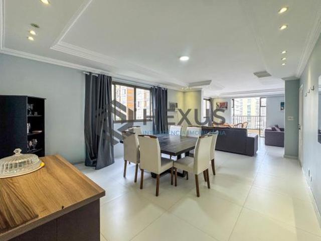 Apartamento reformado com varanda vista mar a 300m da praia nas Pitangueiras, Gu