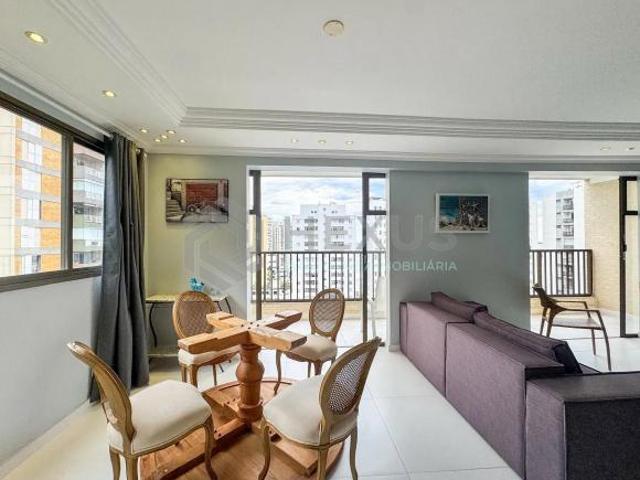 Apartamento reformado com varanda vista mar a 300m da praia nas Pitangueiras, Guarujá