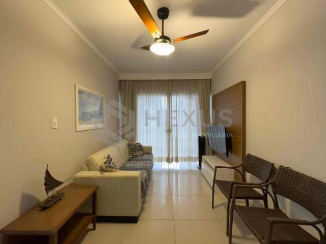 Apartamento reformado com varanda vista mar a duas quadras da Praia das Pitangueiras, Guaruja