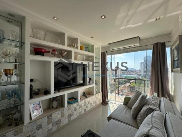 Apartamento reformado com varanda vista mar e lazer a 500m da praia na Enseada