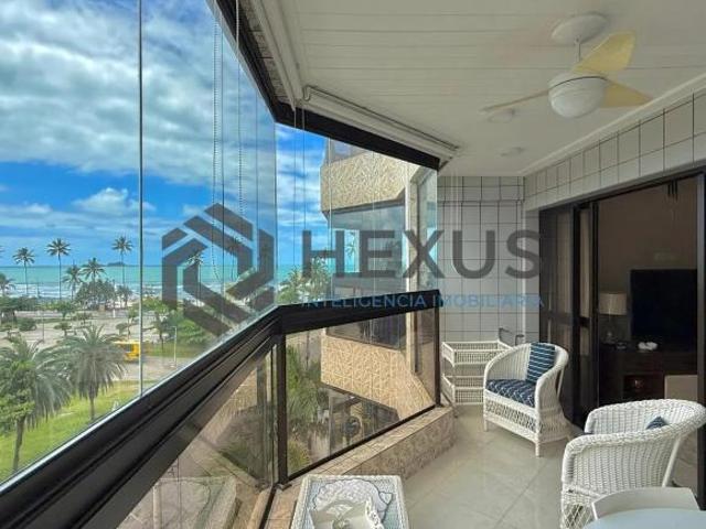 Apartamento reformado com varanda vista mar e lazer na beira mar da praia na Ens