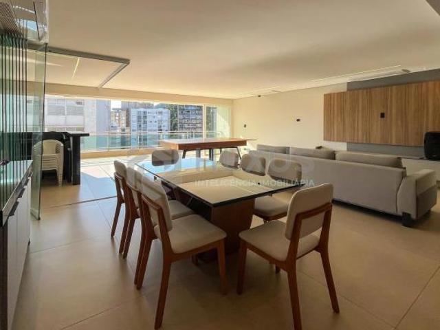 Apartamento reformado com varanda vista mar e lazer na beira mar da Praia das Pitangueiras, Guarujá