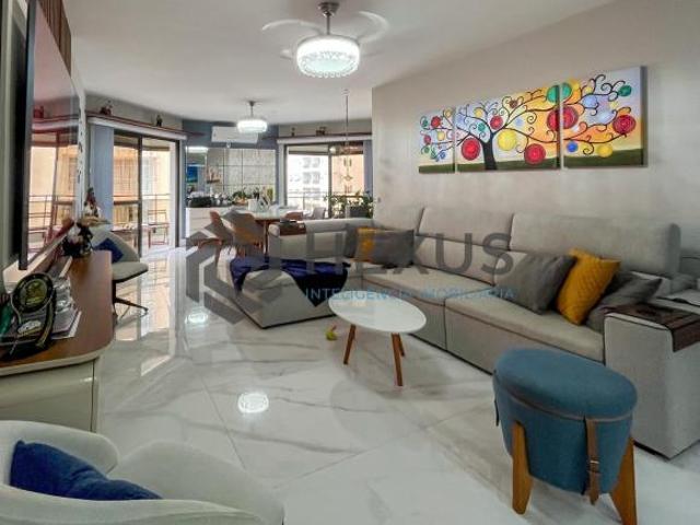 Apartamento reformado com varanda vista mar e lazer na Praia das Pitangueiras, G