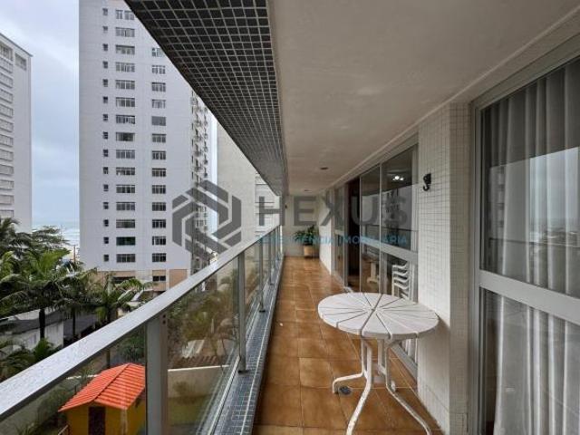 Apartamento reformado com varanda, vista mar e lazer na quadra mar da Praia das