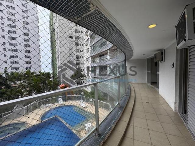 Apartamento reformado com varanda, vista mar e lazer na quadra mar da Praia das