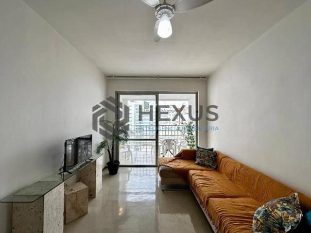 Apartamento reformado com varanda, vista mar, uma quadra da Praia das Pitangueir