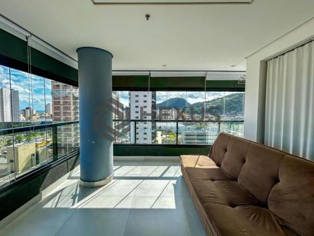 Apartamento reformado com vista mar e lazer a 800m da Praia da Enseada, Guarujá