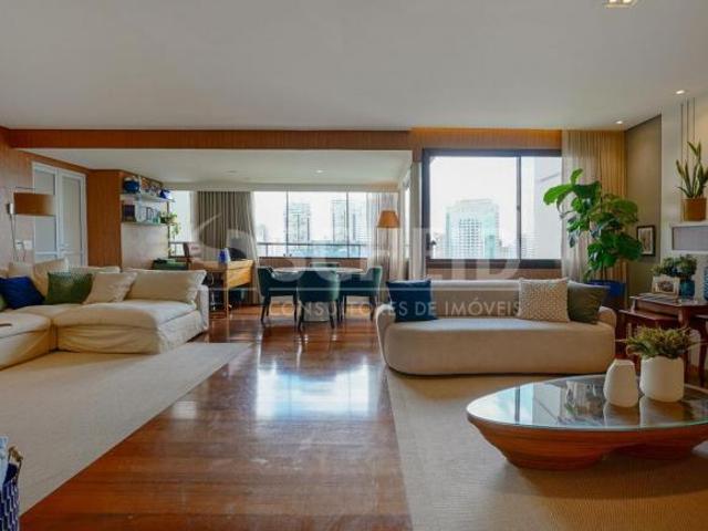 Apartamento reformado com vista espetacular no Golden Towers