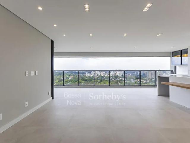 Apartamento reformado com vista para a cidade em andar alto