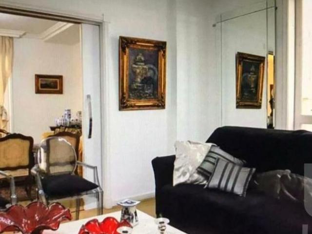 Apartamento reformado, com vista para Praça Buenos Aires, área nobre do bairro Higienópolis
