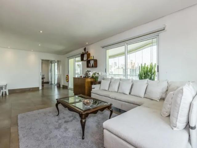 Apartamento reformado com vista permanente