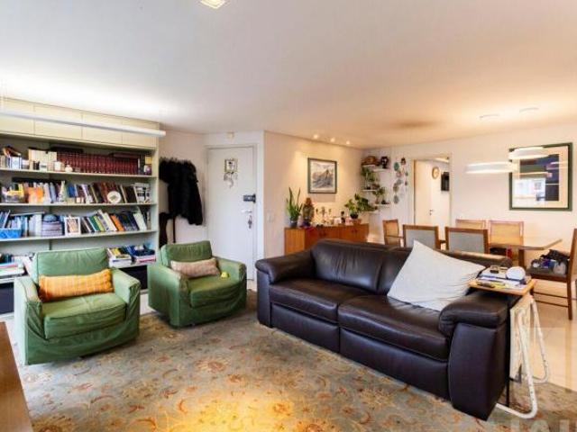 Apartamento reformado com vista permanente e excelente iluminação natural