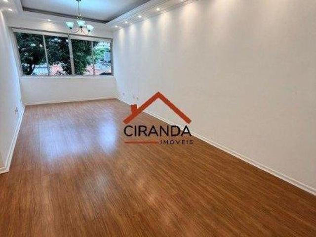Apartamento reformado com 02 dormitórios, 01 Wc e 01 Vaga