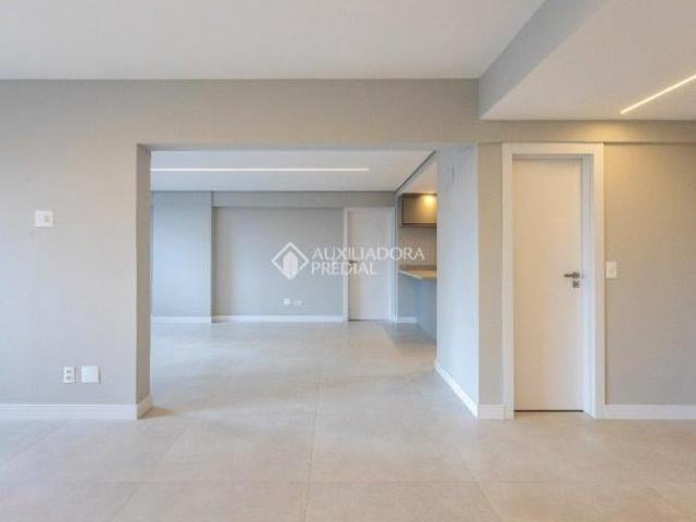Apartamento reformado com 03 quartos 01 suíte 01 vaga de garagem Juvevê/Alto da Glória