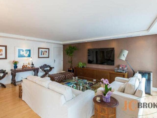Apartamento reformado com 140m² de área útil, 2 vagas de garagem, 2 dormitórios sendo 1 suíte