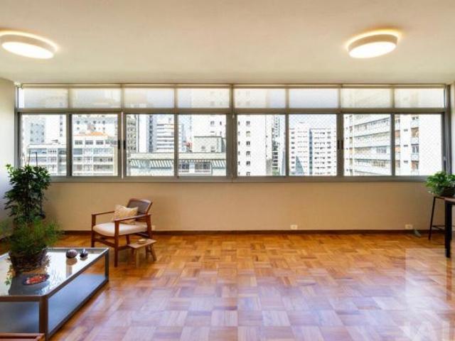Apartamento reformado com 150 m2 bem distribuídos, 3 dormitórios e 1 vaga
