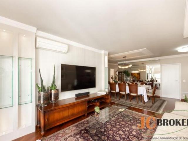 Apartamento reformado com 164m², 3 dormitórios sendo 1 suíte, 2 vagas