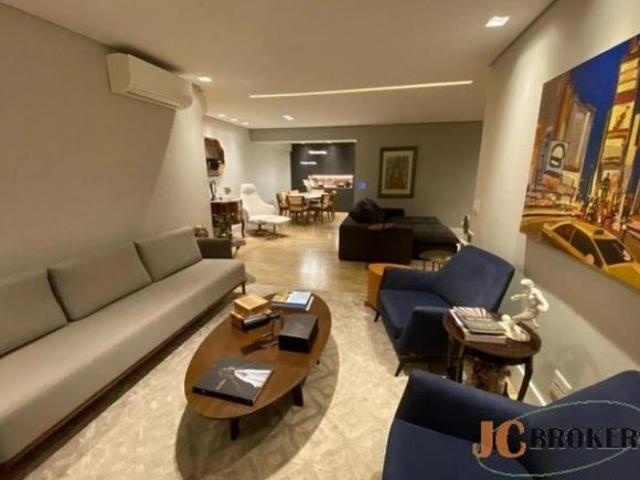Apartamento reformado com 164m² de área útil, 4 dormitórios sendo 1 suíte, 2 vagas