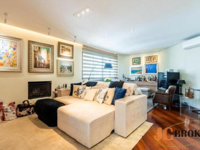 Apartamento reformado com 172m² de área útil, 3 suítes, 2 vagas