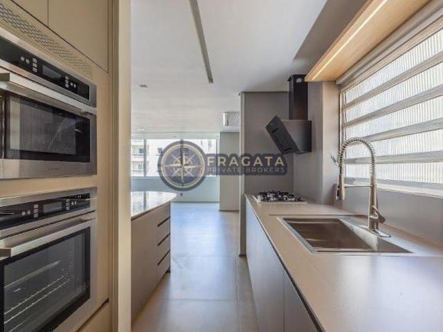 Apartamento reformado com 185m² 3 quartos sendo 2 suítes, varanda com churrasqueira e 1 vaga I