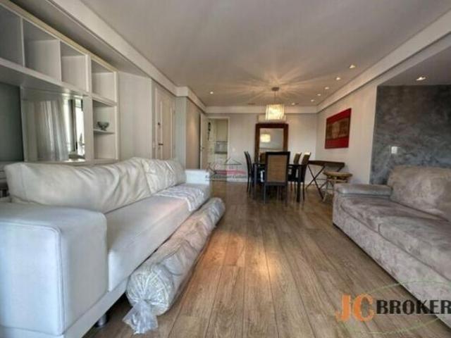 Apartamento reformado com 102m², 2 dormitórios, sendo 1 suíte, 2 vagas