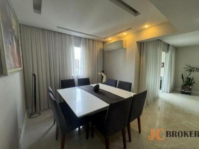 Apartamento reformado com 104m², 3 dormitórios, sendo 1 suíte, 2 vagas