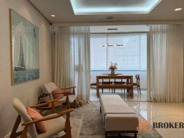 Apartamento reformado com 121m² de área útil, 3 suítes, 3 vagas