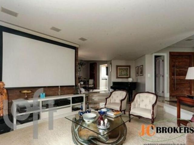 Apartamento reformado com 240m² de área útil, 3 suítes, 3 vagas