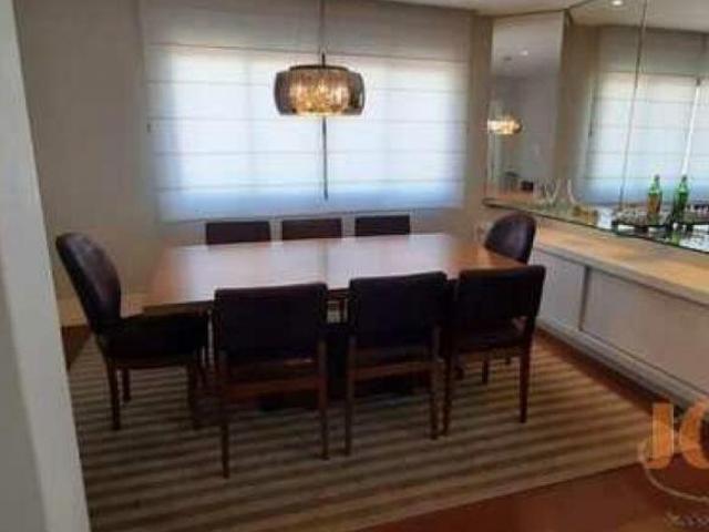 Apartamento reformado com 212m² de área útil, 4 dormitórios sendo 2 suítes, 4 vagas