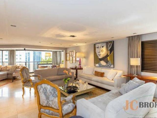 Apartamento reformado com 232m² de área útil, 3 suítes, 4 vagas