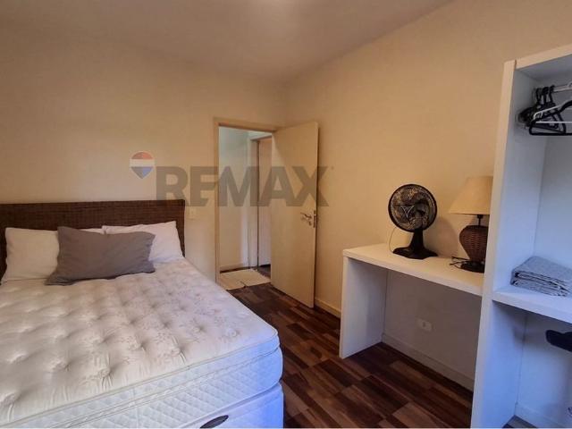 Apartamento reformado com 2 dormitórios 1 suíte, lazer e svç de praia nas Astúrias, para locação