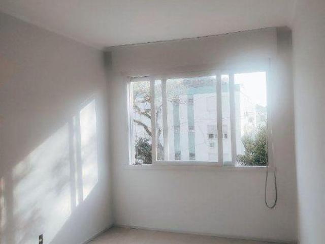 Apartamento reformado com 2 dormitórios 55m² privativos, com vaga no bairro Leop