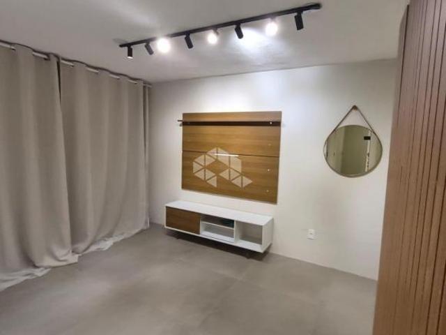 Apartamento reformado com 2 dormitórios e 01 vaga no Bairro Sarandi