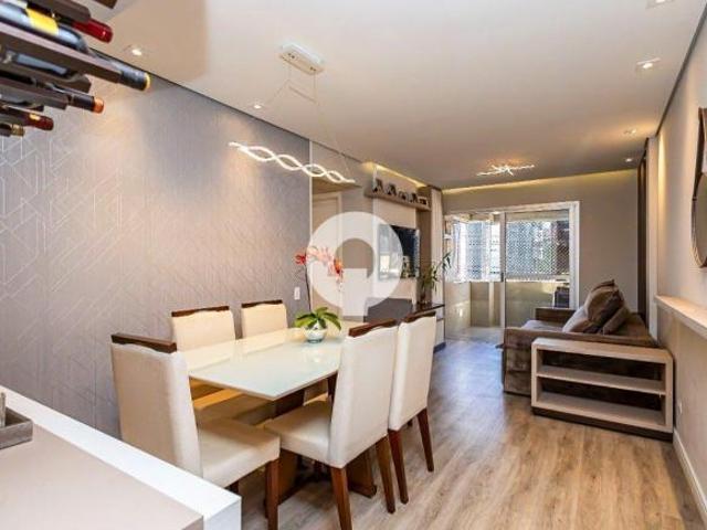 APARTAMENTO REFORMADO COM 2 QUARTOS 1 SUÍTE, SACADA COM CHURRASQUEIRA, FACE NORTE E VAGA COBERTA