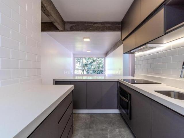 Apartamento reformado com 2 quartos à venda na Alameda Dom Pedro II, próximo ao Pátio Batel