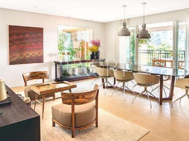Apartamento reformado com 357 m², 4 suítes à venda no bairro Vila Nova Conceição