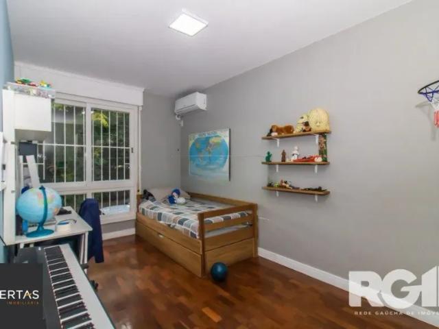 Apartamento Reformado com 3 Dormitórios e 2 Vagas no Petrópolis