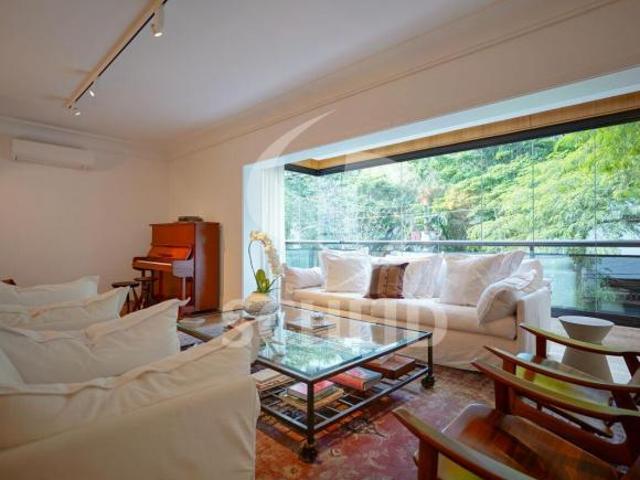 Apartamento reformado com 3 suites e 4 vagas no Real Parque