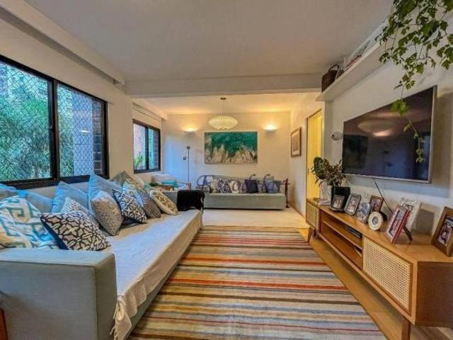 Apartamento, reformado, com 3 suítes, 3 vagas. À venda, 130 m². Vila Nova Conceição próximo par