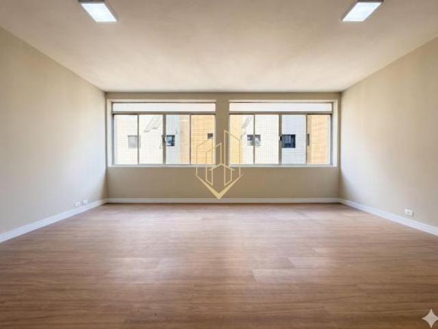 Apartamento reformado com 3 quartos e 1 vaga no coração do Batel