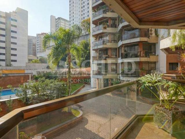 Apartamento reformado com 3 quartos e 2 vagas no Real Parque