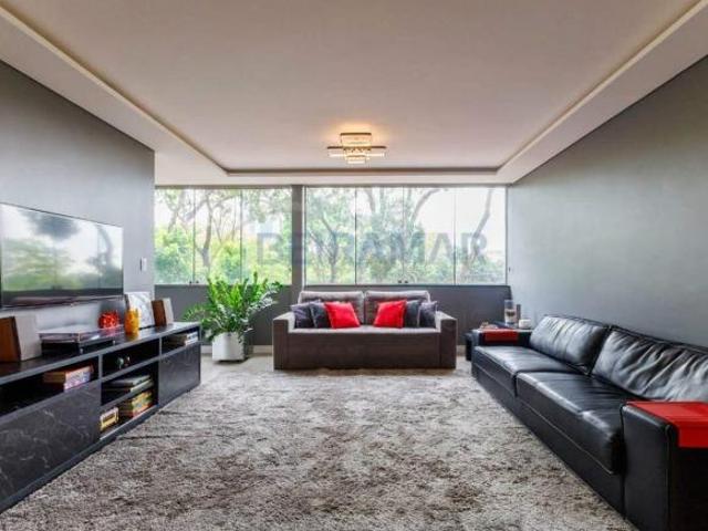 Apartamento Reformado com 3 quartos, Suíte e Vaga de Garagem Coberta à Venda na SQS 203 Asa Sul