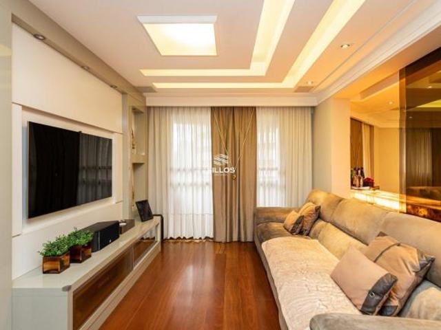Apartamento reformado com 4 quartos à venda no Mont Royal Residence no Água Verde