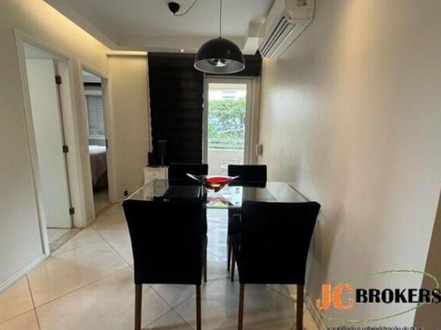 Apartamento reformado com 52 m² de área útil, 1 vaga