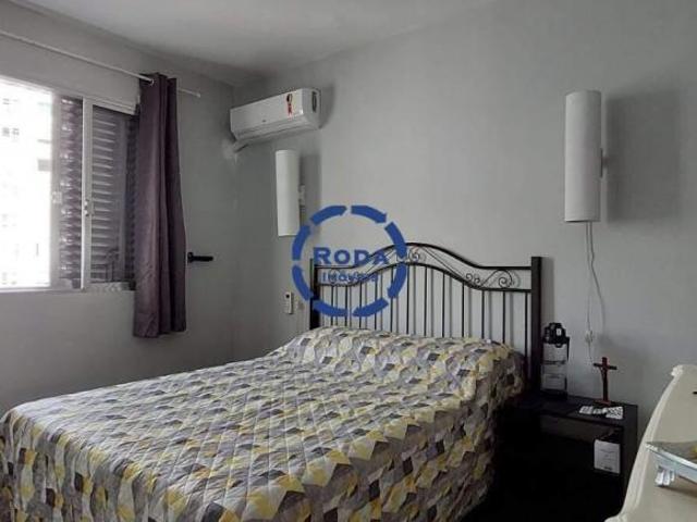 Apartamento reformado com 63 m² e vaga demarcada na quadra da praia